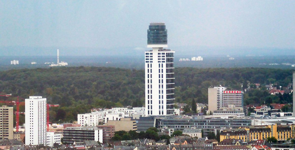 Henninger Turm - Hochhaus mit Aussichtsplattform und Restaurant